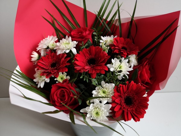 bouquet roses et germinis rouges